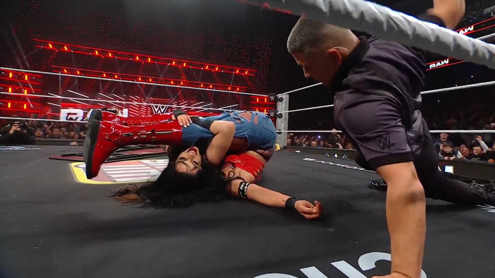 Stephanie Vaquel survives Philadelphia street fight to retain Women's ...